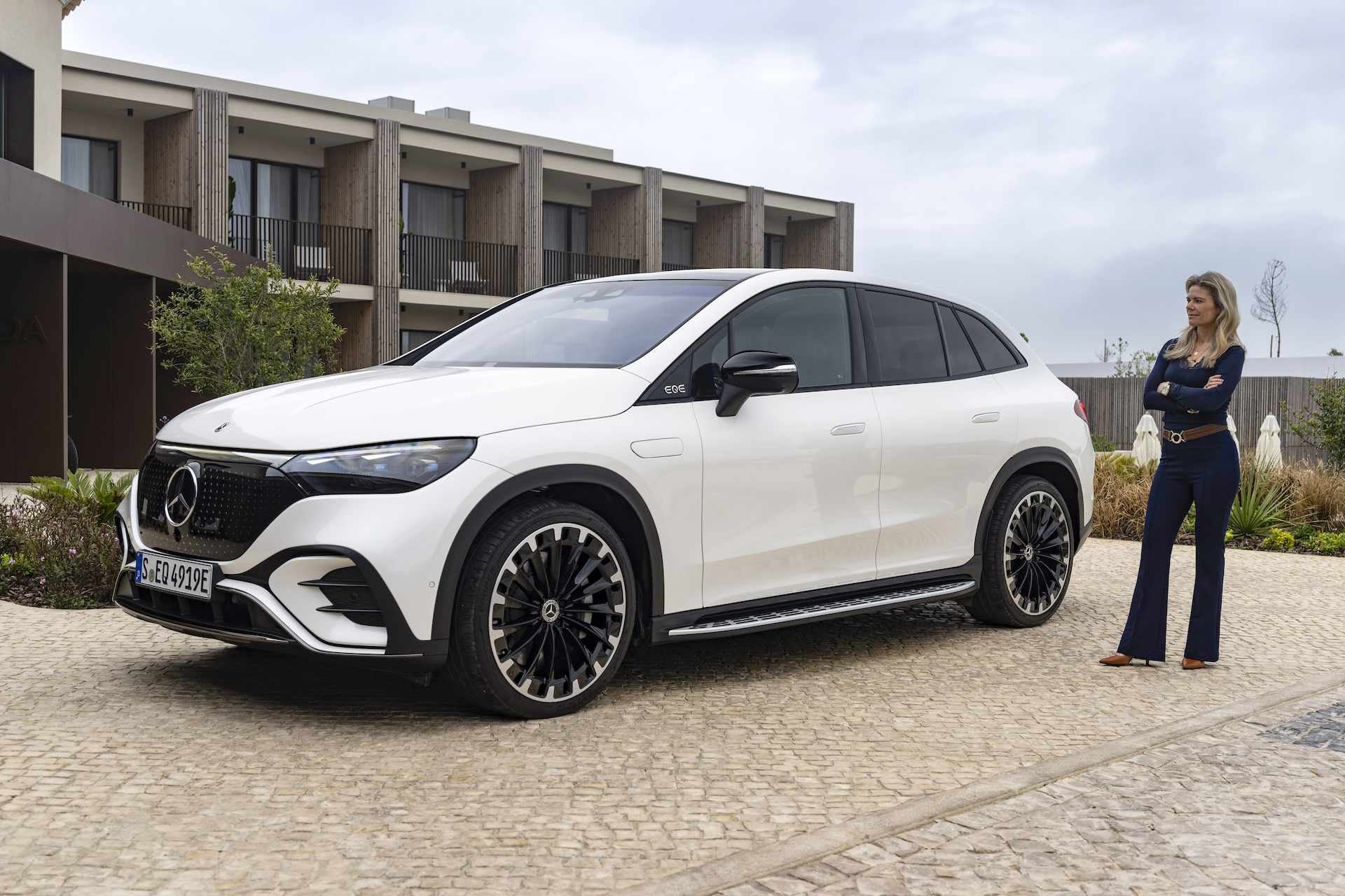 Twinning is winning: Mercedes-Benz EQE SUV vs EQS SUV - FemmeFrontaal